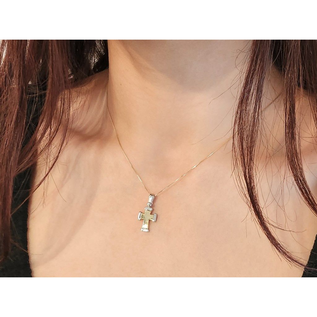 Short cross in yellow gold with edges and back in white gold