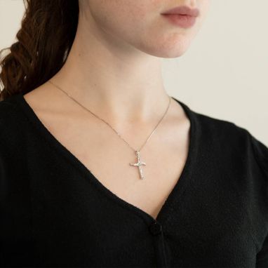 Wavy Cross Pendant 25 Diamonds