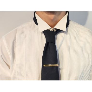 Two-tone tie pin with gap in the middle