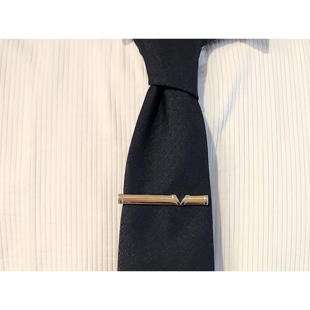 Two-tone V-cut tie clip