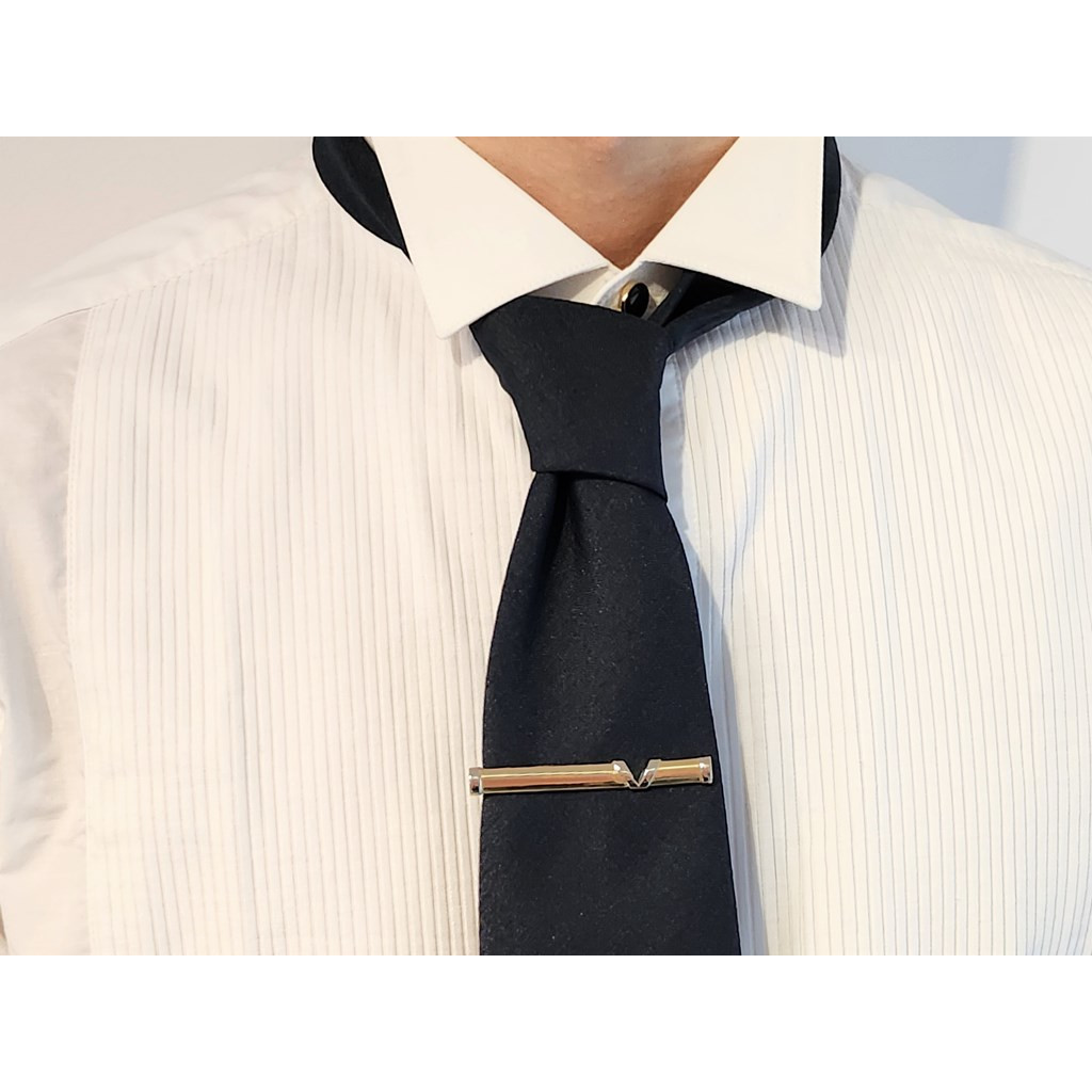 Two-tone V-cut tie clip